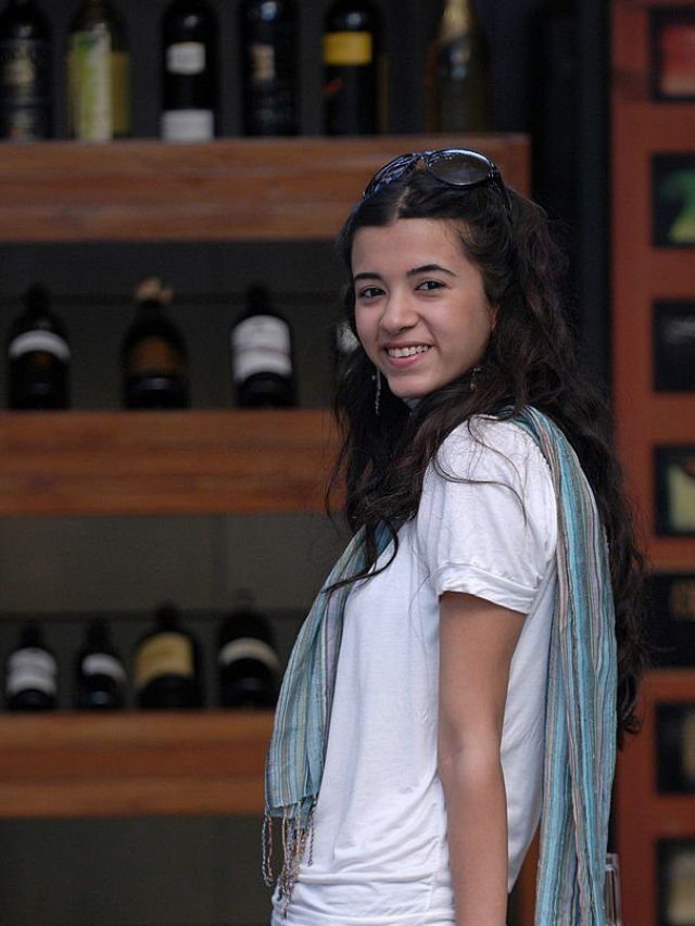 Saba Azad: Net Worth, Boy Friend, Family, And More..! - People Places